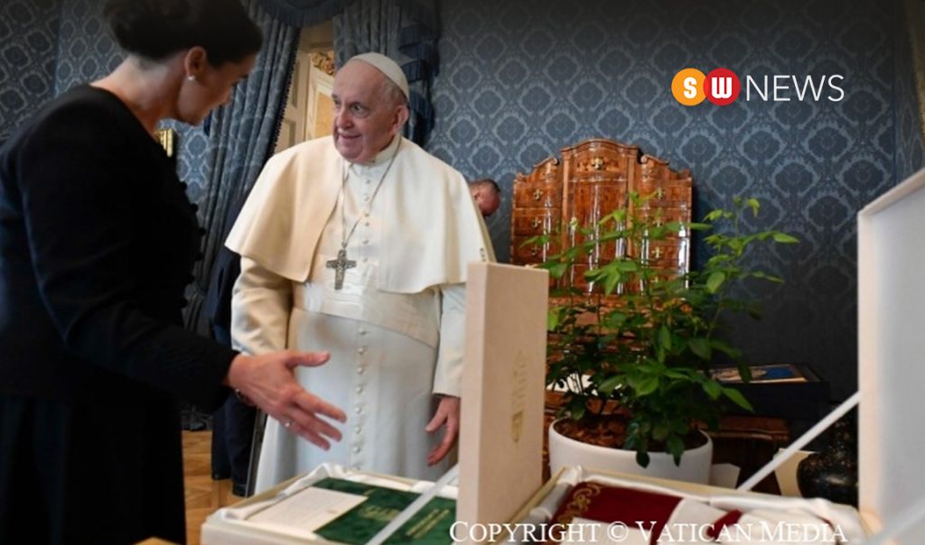 Hungarian President Novak gifts Pope Francis roses connected with St ...