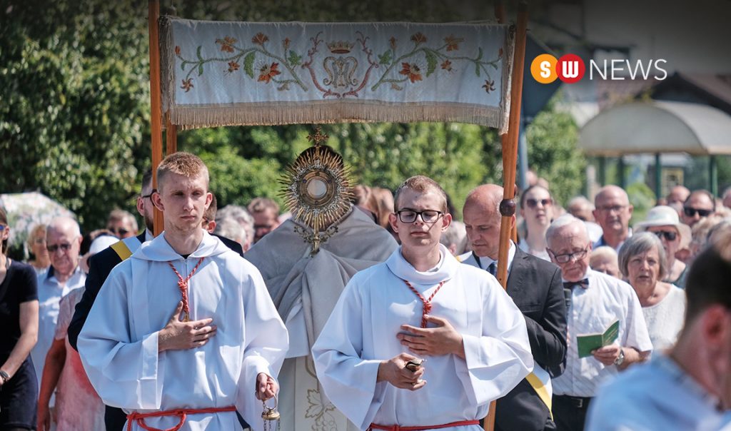 Thousands of Catholics participate in Corpus Christi processions across ...